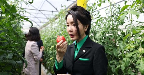 김건희 여사 두바이 공주와 환담…현지 韓스마트팜서 토마토 시식도