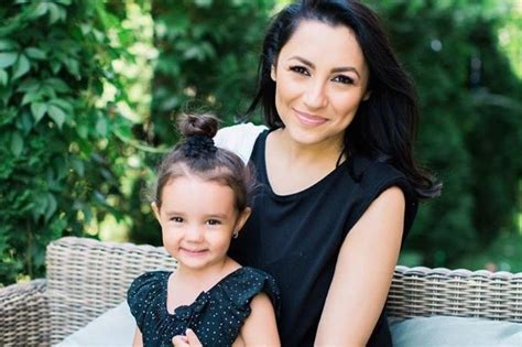 Andra și Fetița Sa Eva Cântă împreună Uite Ce Voce Are Cea Mică