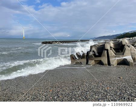 富山県入善町の冬の海岸線と波の写真素材 110969922 PIXTA