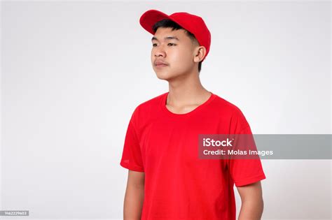 택배 배달 노동자 배송 개념입니다 흰색 배경에 격리된 빨간 유니폼을 입은 웃는 젊은 아시아 배달원의 초상화 18 19세에 대한