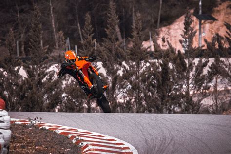 Motorrad Vergleich Ktm 300 Exc Tbi Sixdays 2024 Vs Ktm 450 Smr 2025
