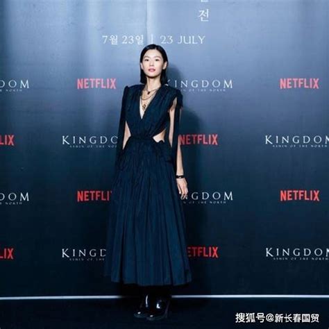 39岁全智贤被传婚变后首次露面，俏丽短发深v礼服，真实状态惊呆网友 ＊ 阿波罗新闻网
