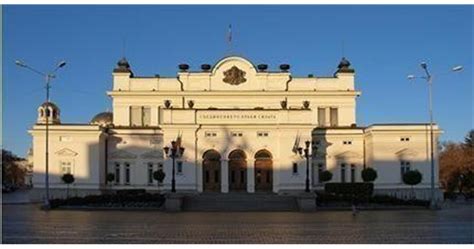 Протестиращи се снимаха пред НС без огражденията