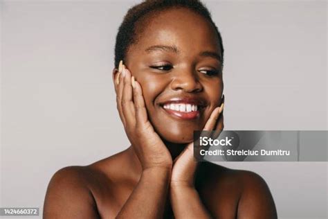 아프리카 계 미국인 여성은 하얀 배경에 고립 된 이빨 같은 미소를 짓고 있습니다 클로즈업 초상화 패션 라이프 스타일 디자인 뷰티