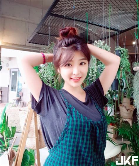【众鑫娱乐】美乳來襲！女主播爆乳深溝「奶壓船板」，17秒火辣畫面太噴血！ 众鑫娱乐
