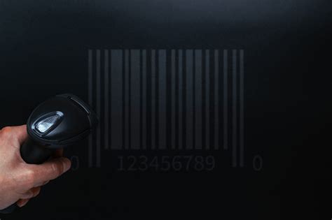 바코드 개념 소매 라벨 바코드 스캔 검은 색 배경에 창고에 대한 판독기 레이저 스캐너 창고 재고 관리 개념에 대한 스톡 사진 및