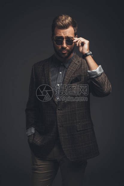 身穿西装和太阳镜的英俊年轻帅哥高清图片下载 正版图片502656287 摄图网