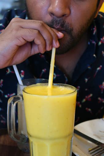 망고 밀크 셰이크를 마시는 인식되지 않은 남자의 이미지 플라스틱 빨려 스무디 수염 빨기 우유 쉐이크를 마시는 남자 건강한 식생활 5 일 과일 및 야채 부분 우유로 만든 망고