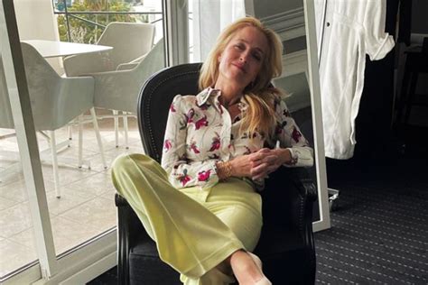 Gillian Anderson Sex Education Actress Gillian Anderson Ask Woman To