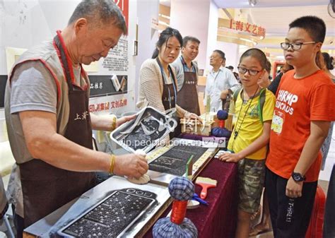 中华传统工艺铅活字印刷术展示亮相2018上海书展 人民图片网