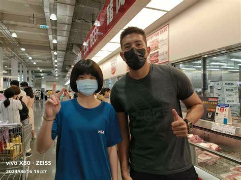 相信休兵這兩天 一日愛國資深球迷 都相對煎熬難耐的 從小在體育老師老爸 耳濡目染疲勞轟炸下 對於國球再熟悉不過 也有耳聞半夜 聽 轉播 畢業