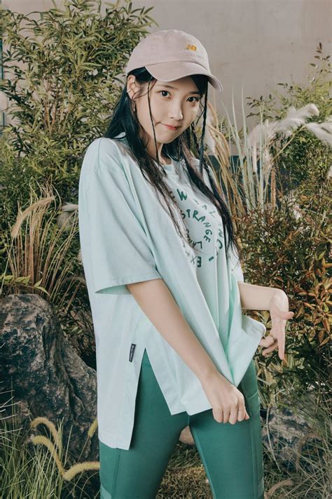 익스트림무비 아이유 뉴밸런스 뉴화보