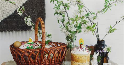 세련된 부활절 달걀 수제 부활절 빵 고리 버들 바구니에 담긴 맛있는 전통 부활절 음식 소박한 테이블의 린넨 냅킨에 피는 봄