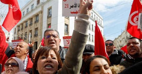 الاحتجاج الأكبر آلاف التونسيين يتظاهرون بعد توقيف معارضين