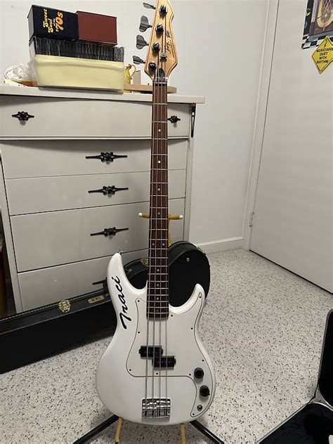 Peavey Fury Bass 1987 White Reverb