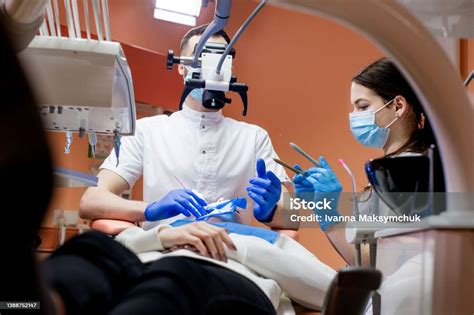 치과 의사는 코퍼담을 사용하여 여성의 치아를 치료합니다 치과 장비 18 19세에 대한 스톡 사진 및 기타 이미지 18 19세 20 24세 25 29세 Istock