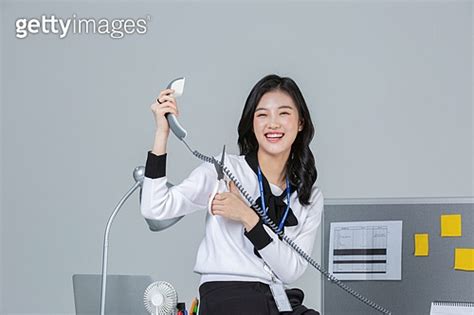 여성 비즈니스우먼 한국인 인턴 전화기 통화중 움직이는활동 자르기 움직이는활동 이미지 Jv11367715