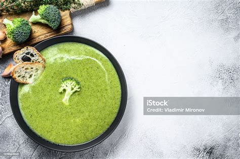 신선한 바게트를 곁들인 수제 브로콜리 수프 흰색 배경입니다 맨 위 보기입니다 복사 공간 브로콜리에 대한 스톡 사진 및 기타