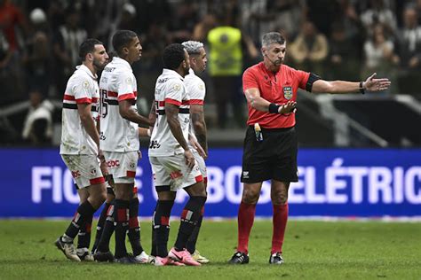 São Paulo Envia Ofício à Cbf E Pede Banimento De árbitro E Var De