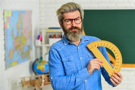 Profesor confiado profesor de matemáticas en pizarra educación ciencias