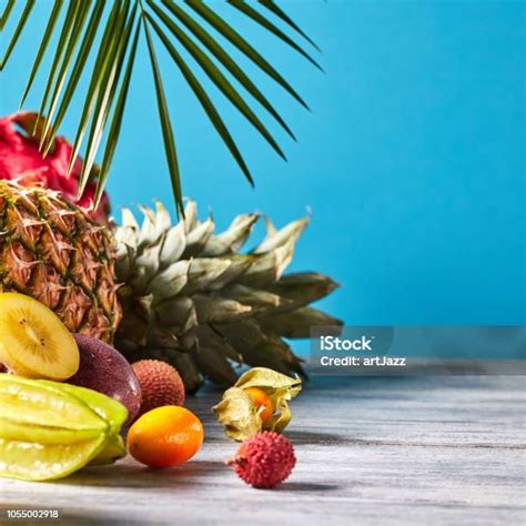 다양 한 육즙 이국적인 과일열매 파인애플 Carambola 여 주 파랑에 회색 나무 테이블에 드래곤 과일 음식 이국적인 레이아웃입니다 감귤류 과일에 대한 스톡 사진 및 기타