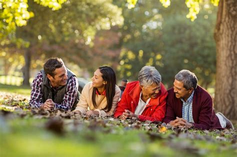 Familia Alegre Que Miente En El Parque Foto Premium