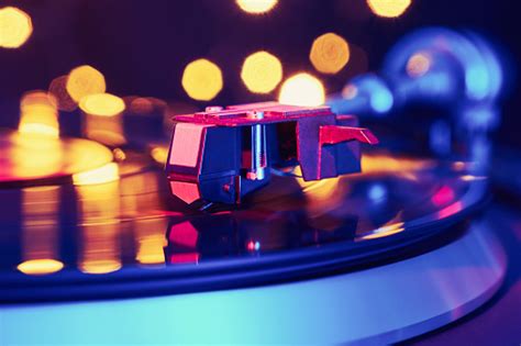 턴테이블 비닐 레코드 플레이어 Dj가 재생 음악을 혼합 하는 사운드 기술 빈티지 비닐 파티 밝은 디스코 Bokeh 빛에 대 한 배경 장식에 플레이어를 기록 합니다 비닐