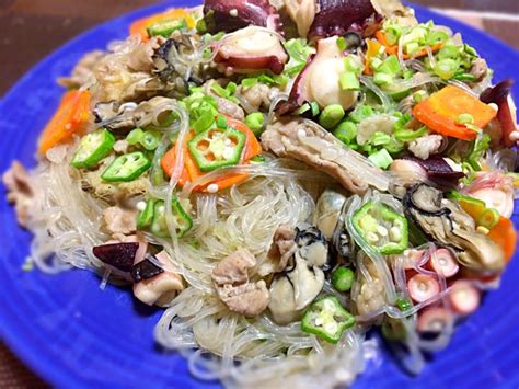 牡蠣と蛸のアジア料理：アサリの酒蒸しエキスを吸った春雨