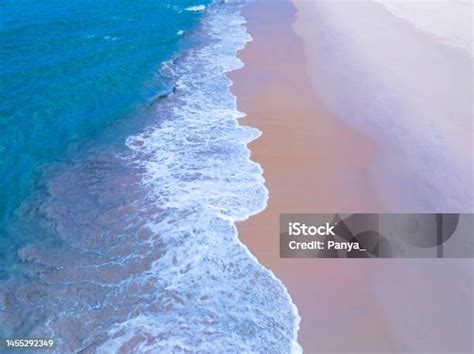 海面空撮波と水面テクスチャの鳥瞰図写真ターコイズ色の背景美しい自然素晴らしい景色の海の背景 ピンクサンドビーチのストックフォトや画像を多数
