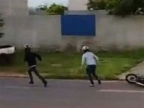 Vídeo Atiradores fogem a pé após falha de moto em assassinato