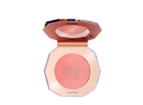 Paloma Essence Disney Villains Evil Queen Maxi Blush 01