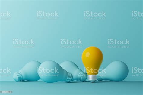 같은 색상 배경에 전구 전구 밝은 파란색 중 뛰어난 전구 노란색 창의적인 아이디어와 혁신의 개념 독특하고 다른 생각 개인과