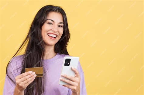 Femme Caucasienne Utilisant Le Mobile Et La Carte Pour Faire Des Achats