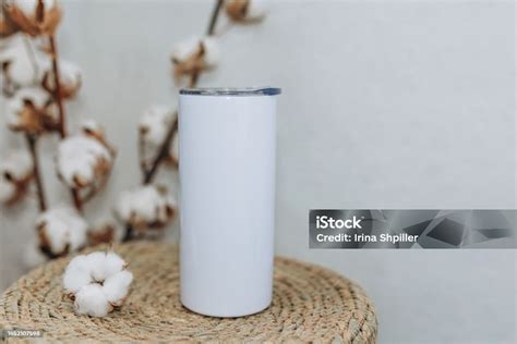 코튼 꽃 배경이 있는 빈 흰색 강철 텀블러 모형 흰색 강철 텀블러 0명에 대한 스톡 사진 및 기타 이미지 0명 금속