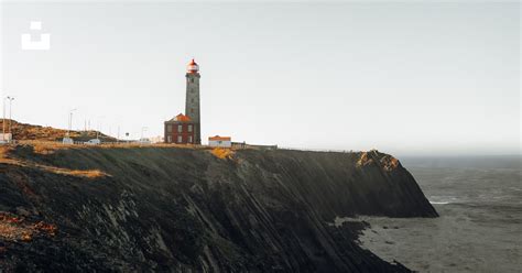 바위 언덕 위의 등대 사진 Unsplash의 무료 포르투갈 이미지