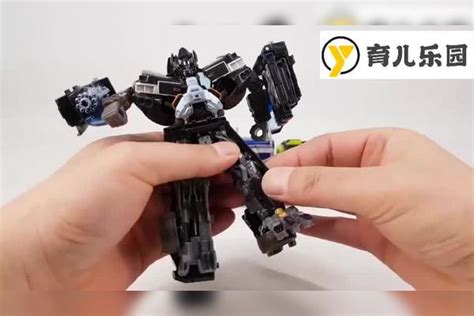 育儿乐园 变形金刚铁皮救护车擎天柱机器人玩具组装变形很好玩