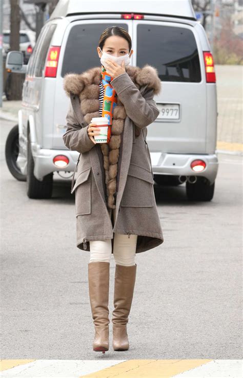 Cho Yeo Jeong In A Tan Coat Was Seen Out In Seoul Celeb Donut