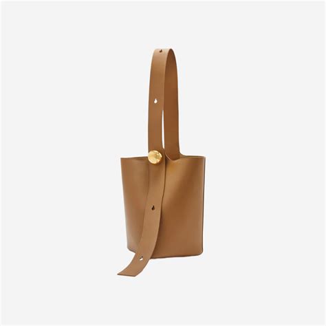 로에베 미디움 페블 멜로우 카프스킨 버킷백 오크 Loewe Kream