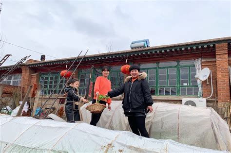 下雨了天太冷做个暖和的吃有菜有肉一家人围着桌子吃嗨了 凤凰网视频 凤凰网