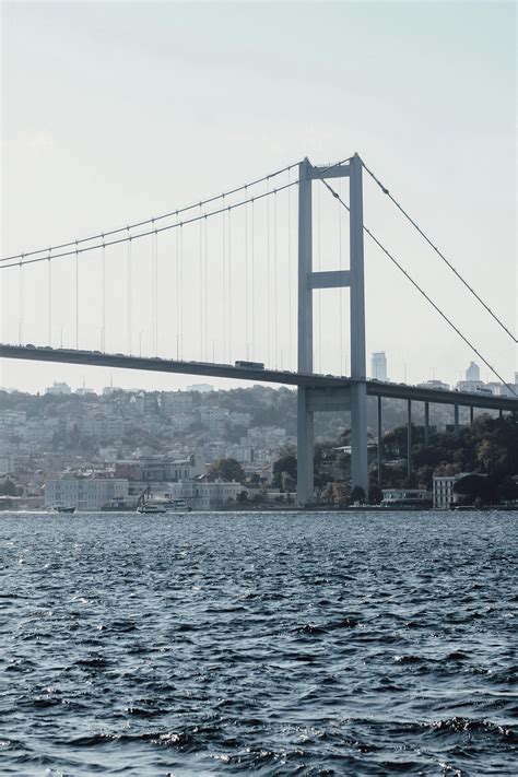 건너는 건축 경치 경치 좋은 전망 경치가 좋은 교통 구름 낀 하늘 구조 낮 높은 경치 다리 대도시 도시 도시 풍경 도시의 독특한 아키텍처 동부