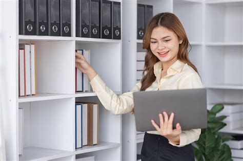 사무실 책상 세금 보고서 회계 통계 및 분석 연구 개념에서 수학 금융을 수행하기 위해 계산기와 노트북을 사용하는 아시아 비즈니스 여성 경영자에 대한 스톡 사진 및 기타