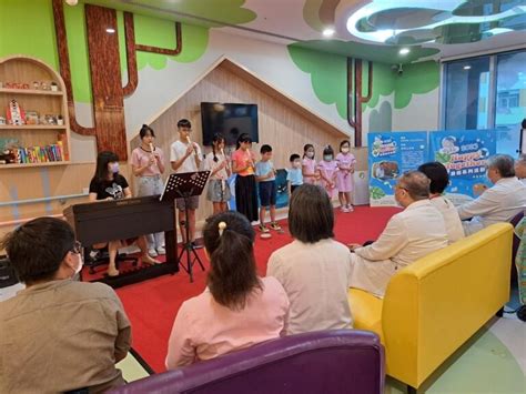 市立民生醫院飛象家園邀請口足畫家謝坤山演講