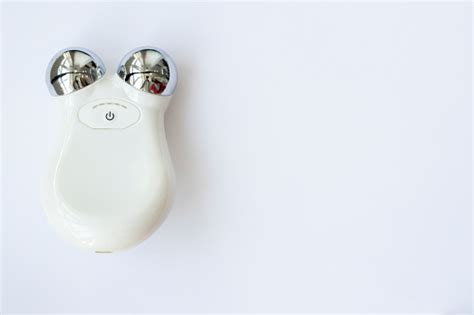 미세 전류 얼굴 마사지 노화와 싸우고 분홍색 배경에 얼굴을 조이는 가정용 장치 미세 전류의 개념 평면도 평면 평면도 텍스트 공간 0명에 대한 스톡 사진 및 기타 이미지