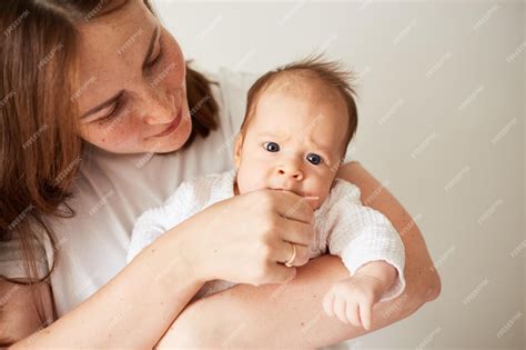 Madre Sosteniendo A Su Bebé Recién Nacido Retrato Casero Del Bebé