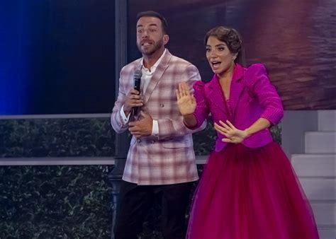Papel Principal Paulo aponta uma pistola ao próprio pai