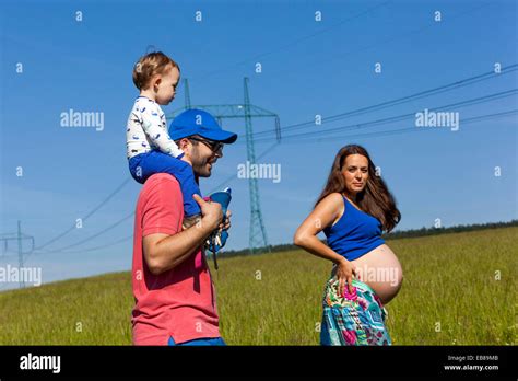 Vater sohn mutter schwanger Fotos und Bildmaterial in hoher Auflösung