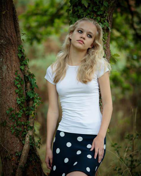 Schöne Blonde Teenager Mädchen Außerhalb Im Wald Lizenzfreies Foto