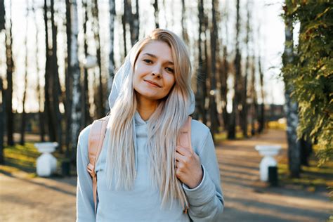 Wanita Muda Cantik Dengan Senyum Manis Dalam Hoodie Berpose Di Luar