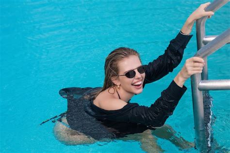 Moda Mulher Sexy Na Piscina De Luxo Elegante Mulher Sexy No Biquíni Branco Em Corpo Magro
