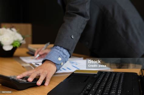 재정 고문 계산기를 사용 하 여 수익 및 예산 계산 회계사는 회계를 하 고입니다 회계 계산 만들기 경제에 대한 스톡 사진 및